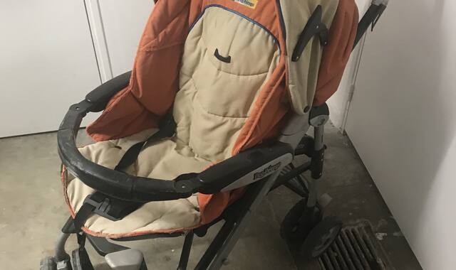 Donne poucette pliante avec couverture et pare pluie à Fontaine-lès ...